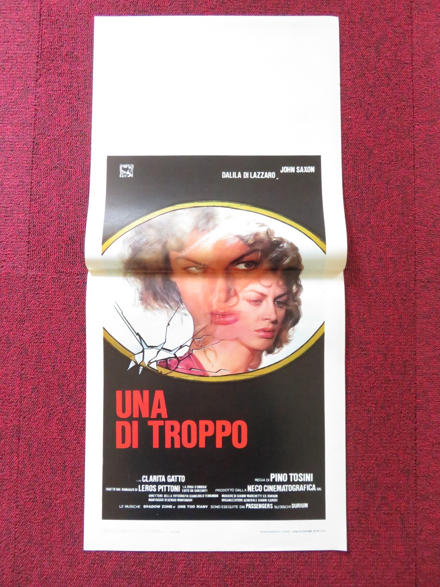 UNA DI TROPPO ITALIAN LOCANDINA POSTER JOHN SAXON DALILA DI LAZZARO 19 – Rendezvous Cinema